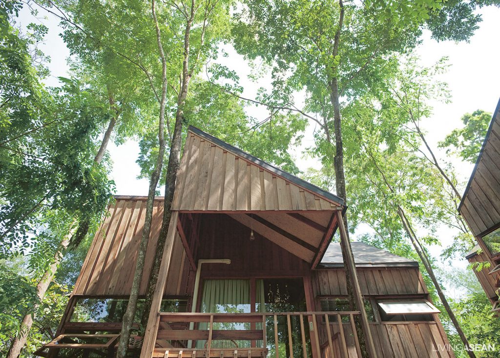 Four Tropical Houses Combined into a Resort / Living Asean