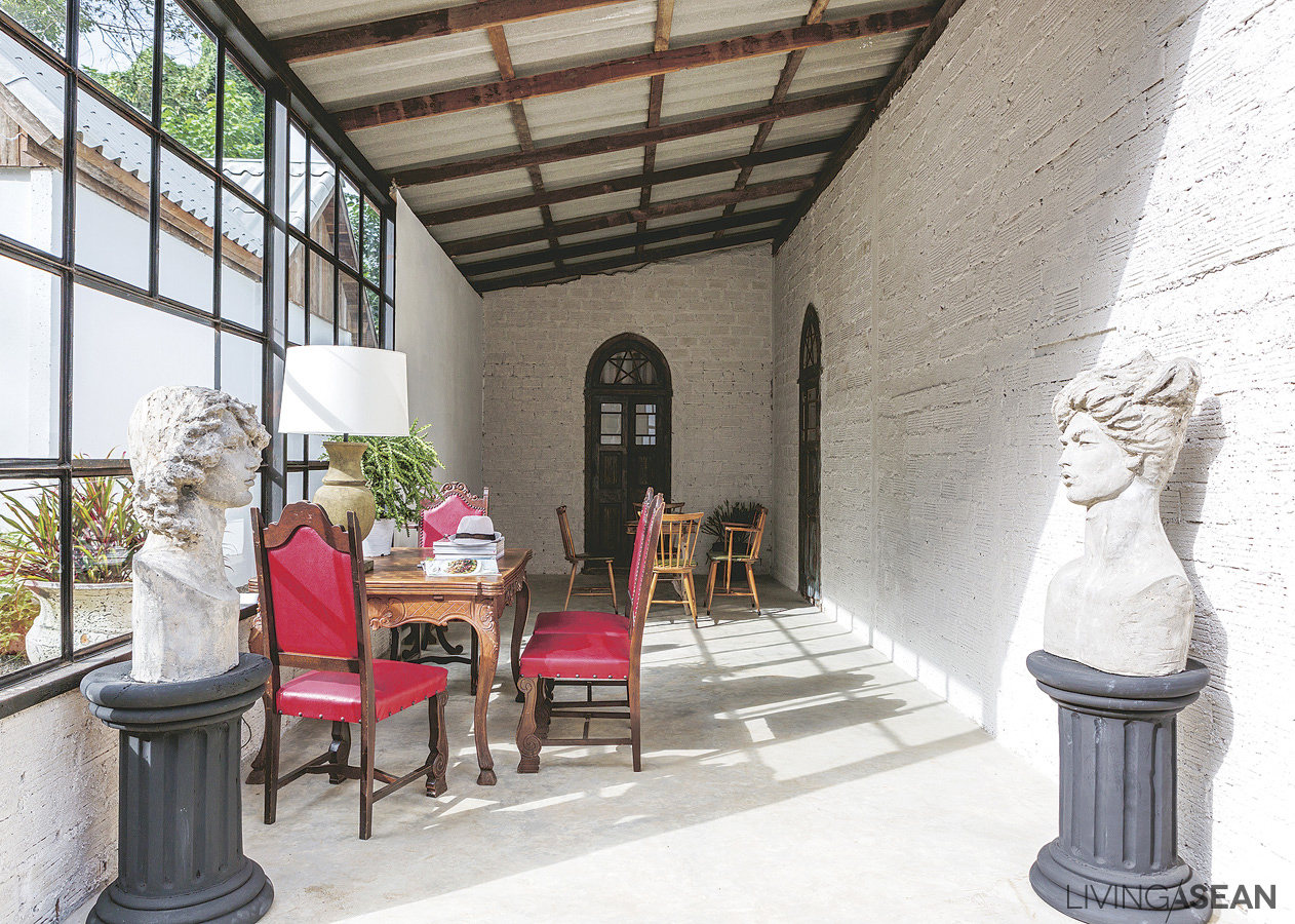 Taking a Look inside an Artist’s Studio Home in Chiang Mai / Living Asean