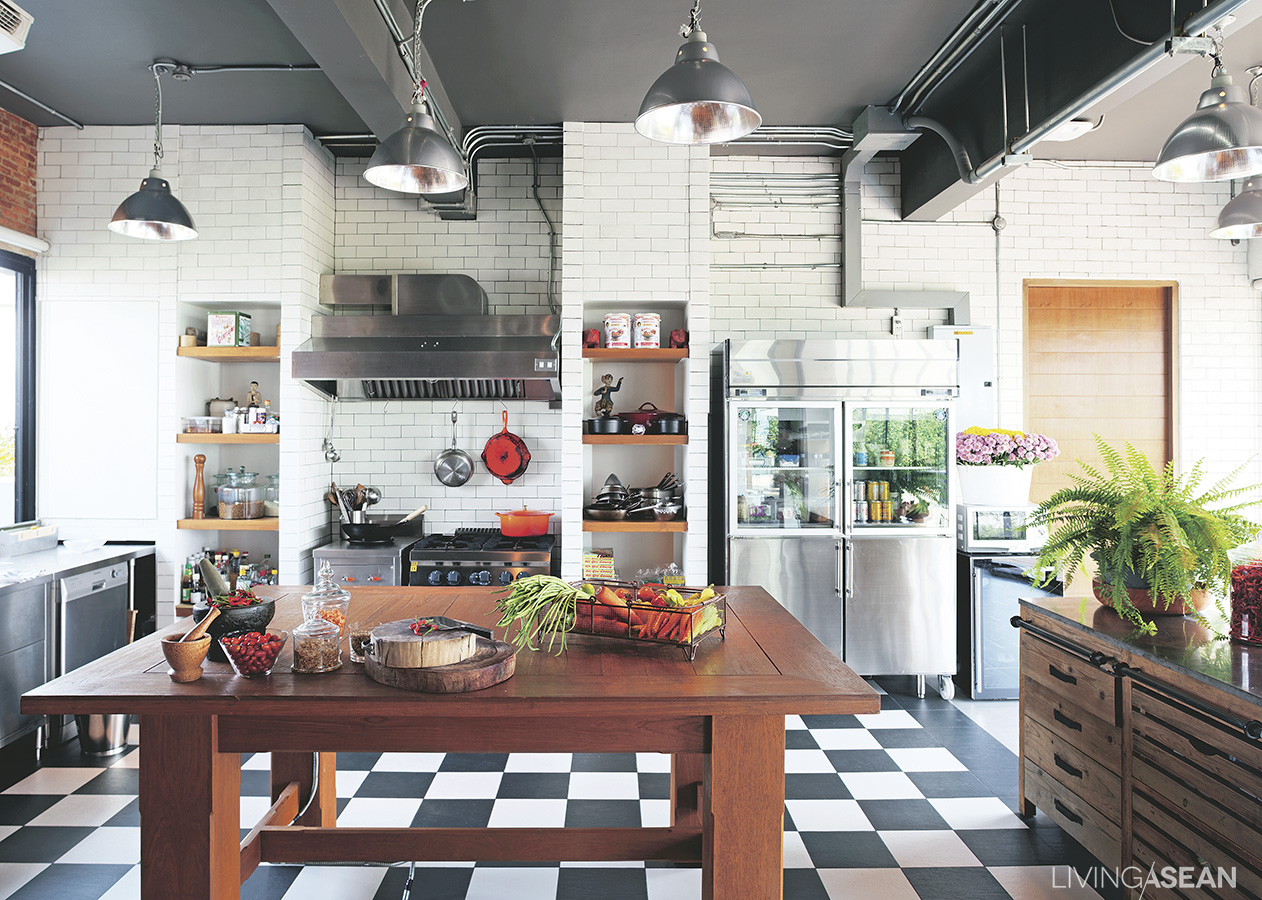 A Rooftop House with a Wonderful Panorama of Old Bangkok / Living Asean