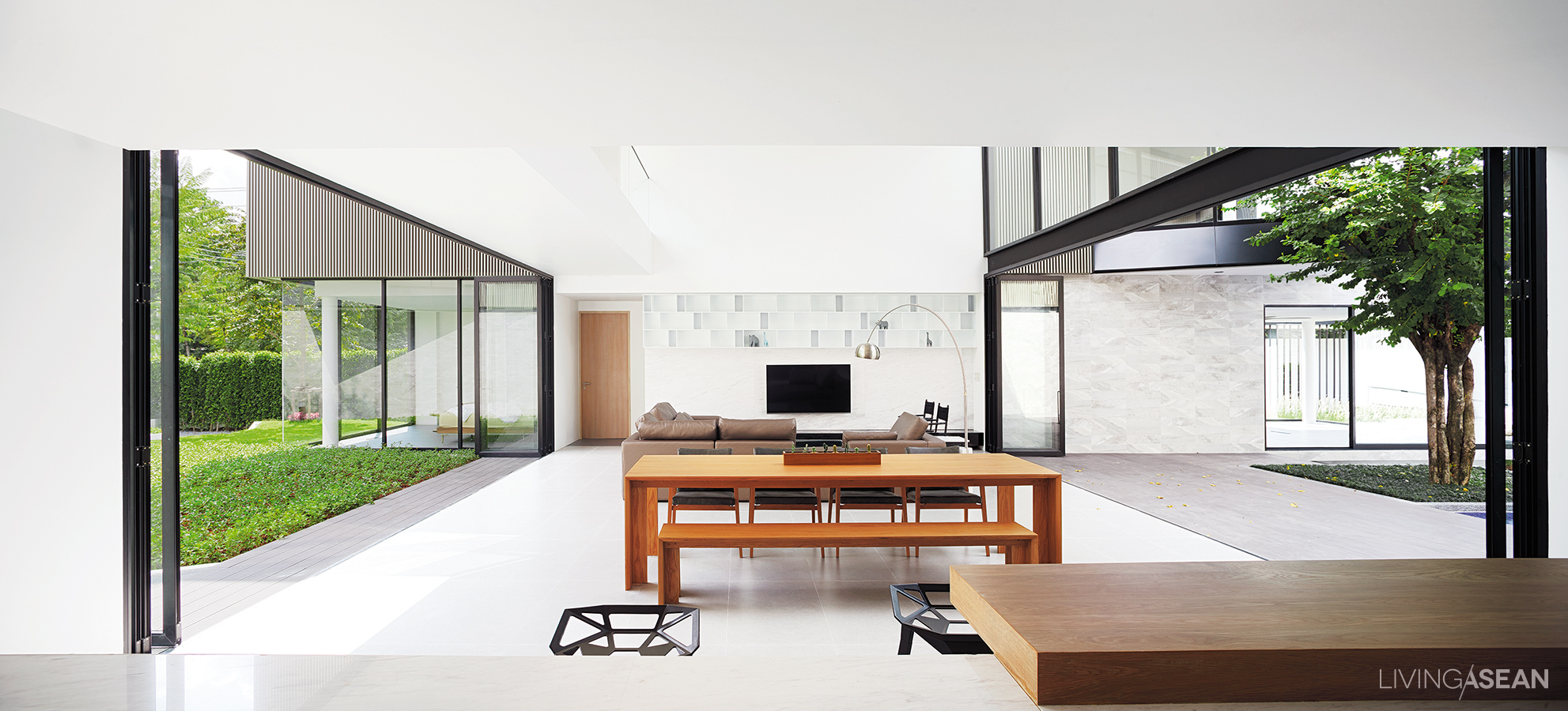 Aluminum House: A Bright and Airy Home with a Twist / Living Asean