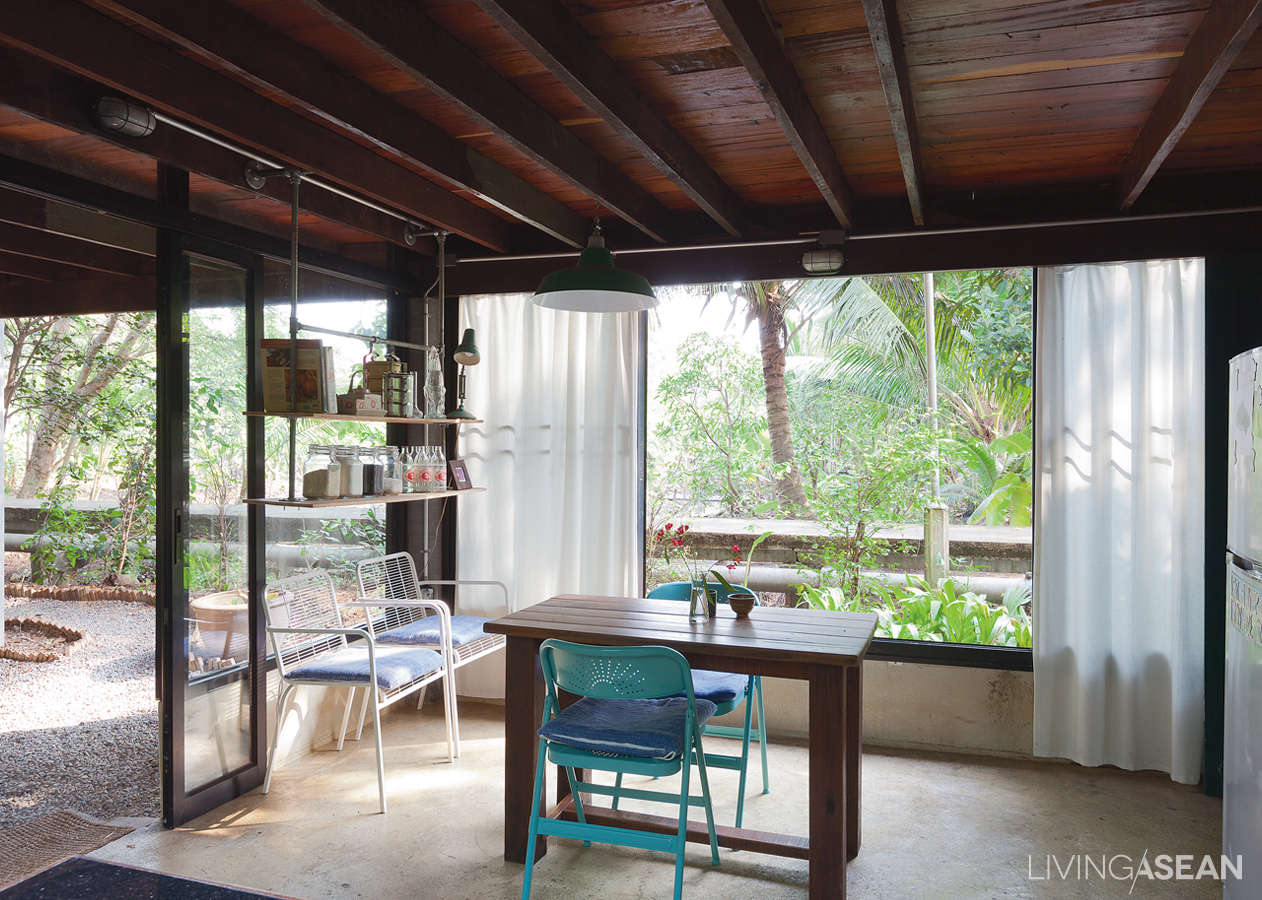 Sustainable Living in a Tropical House / Living Asean