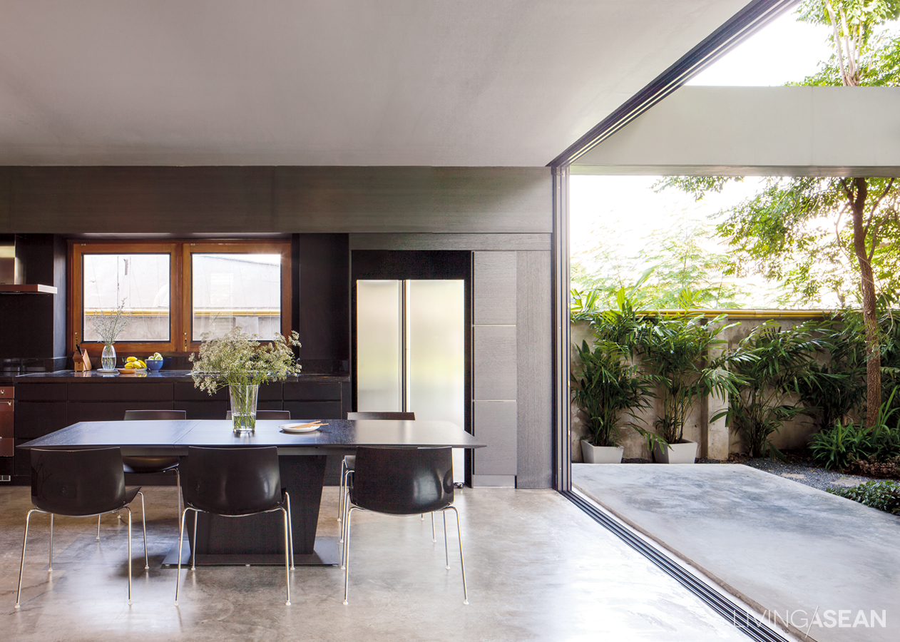 A Modern Box-Shaped House with Tropical Garden View / Living Asean