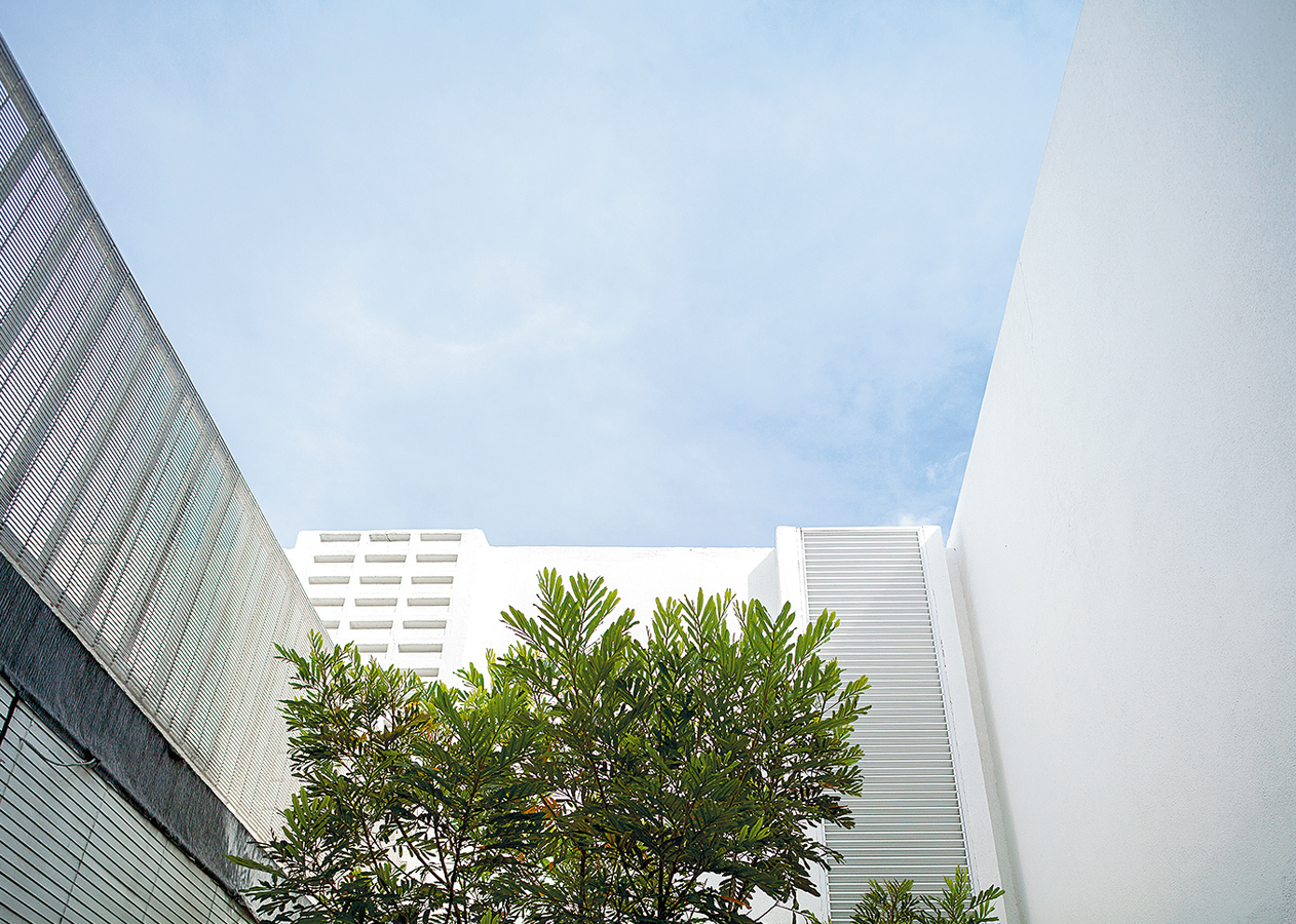 Incredible Small Townhouse Renovation in Selangor / Living Asean