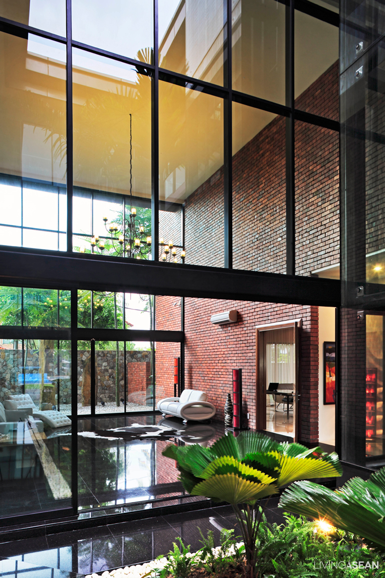 Modern Tropical House with a Smart Roof /// Living ASEAN