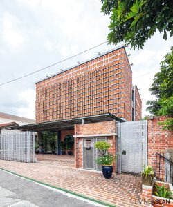 Box-Shaped House with the Texture of Memory / Living Asean