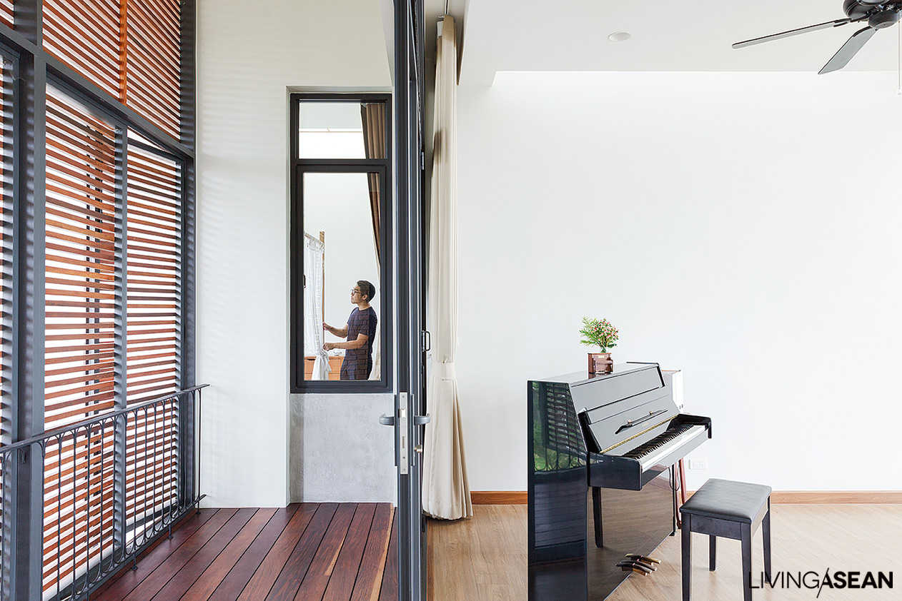 A Mid-City Modern Tropical House in Bangkok / Living Asean