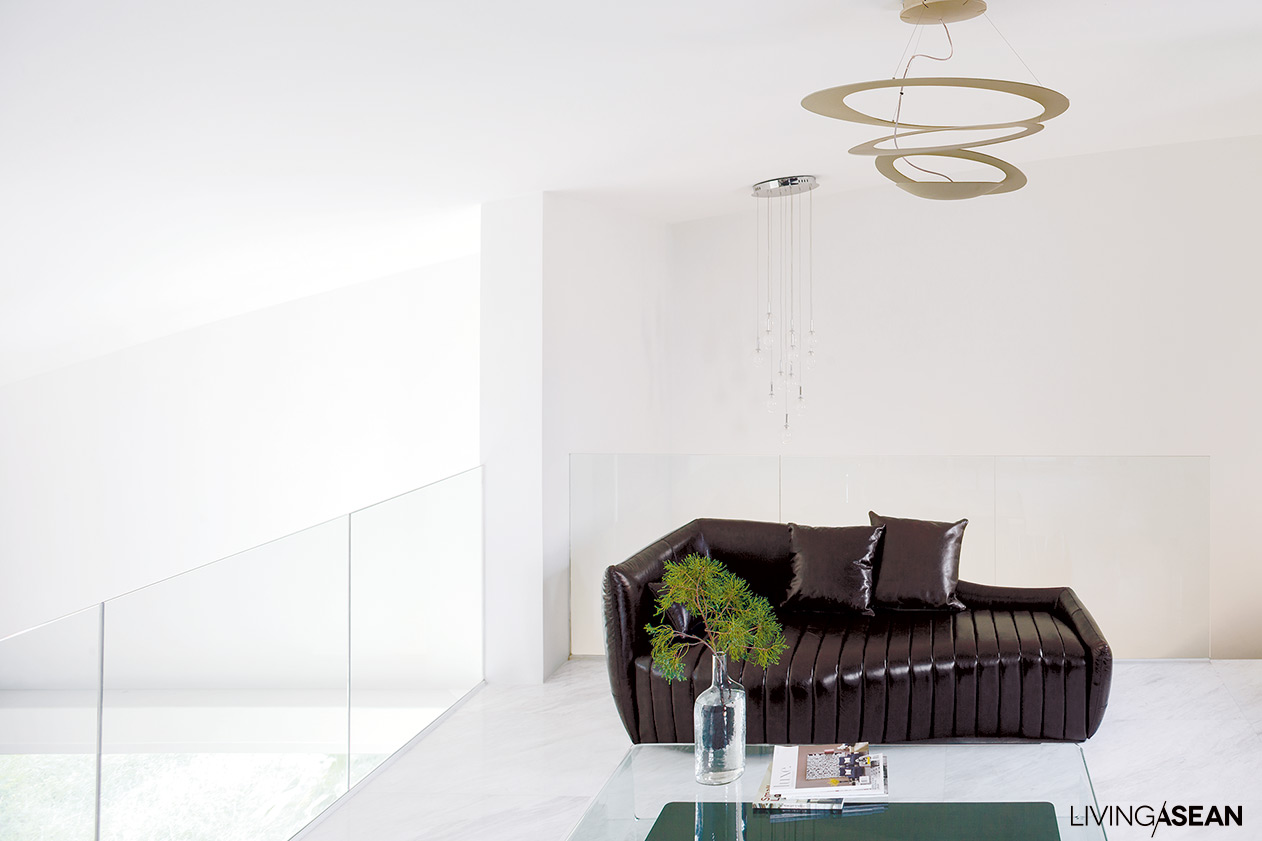 A Modern Home Inspired by Traditional Thai House Design / Living Asean