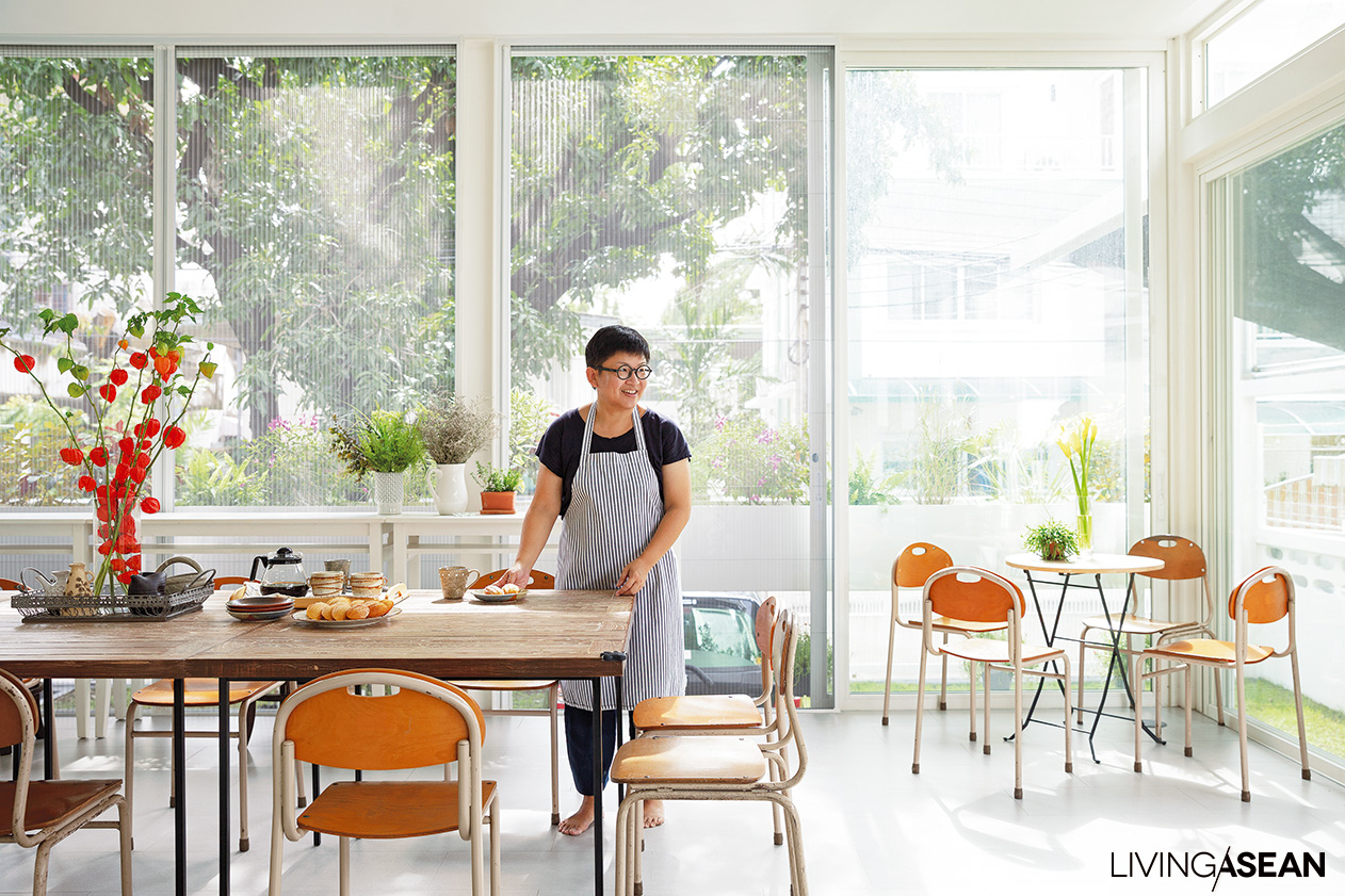 A White Box House for the Couple Who Love to Cook / Living Asean