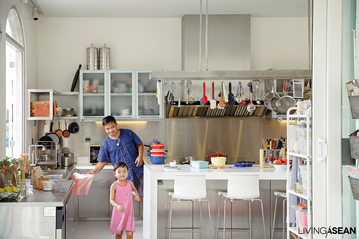 A White Box House for the Couple Who Love to Cook / Living Asean