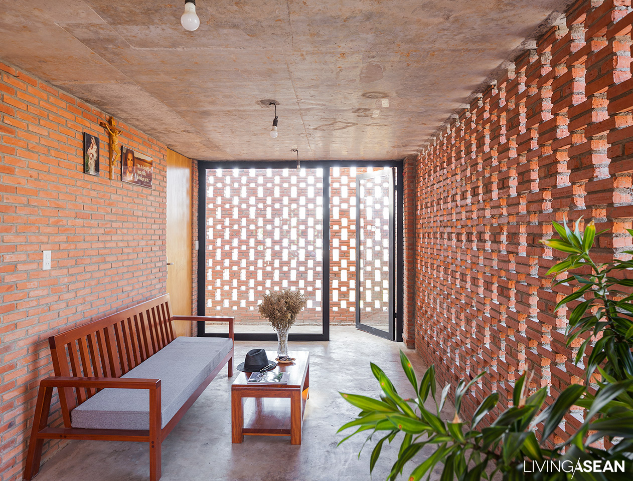 A Rectangular Brick Home for a Tropical Climate / Living Asean