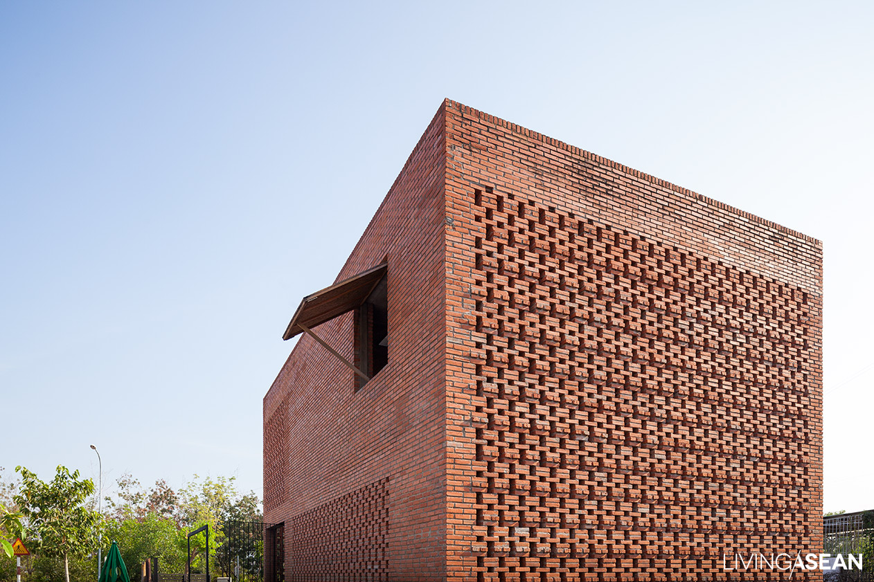 A Rectangular Brick Home for a Tropical Climate / Living Asean