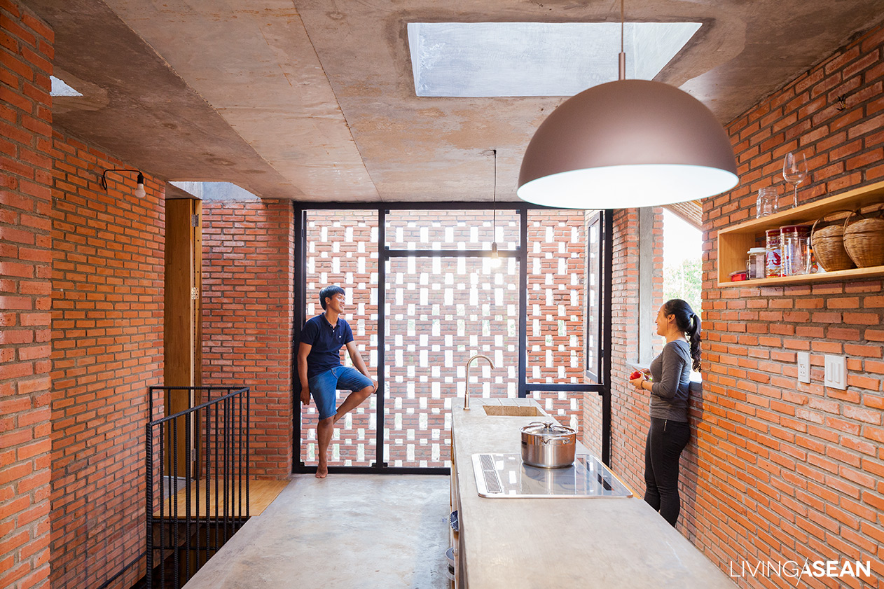 A Rectangular Brick Home for a Tropical Climate / Living Asean
