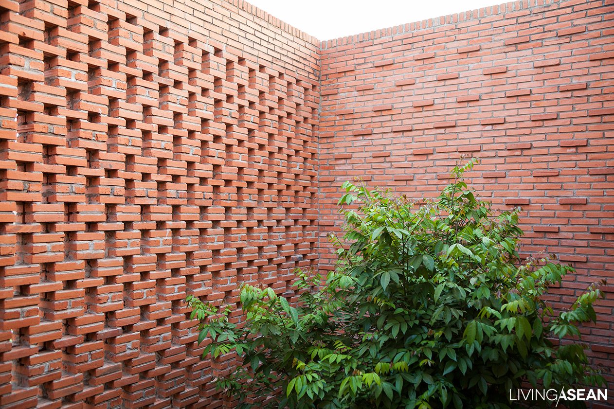 A Rectangular Brick Home for a Tropical Climate / Living Asean