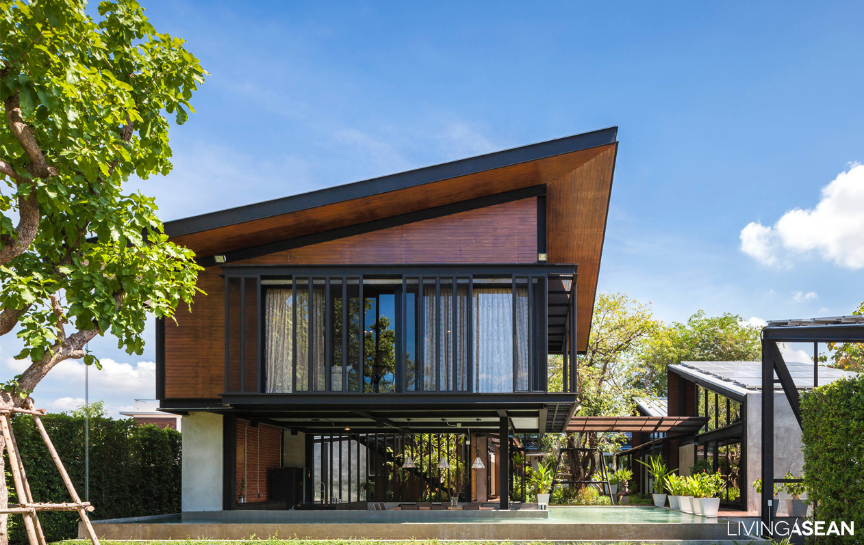 A Breathtaking Trio of Loft-Style Steel Houses in Bangkok / Living Asean