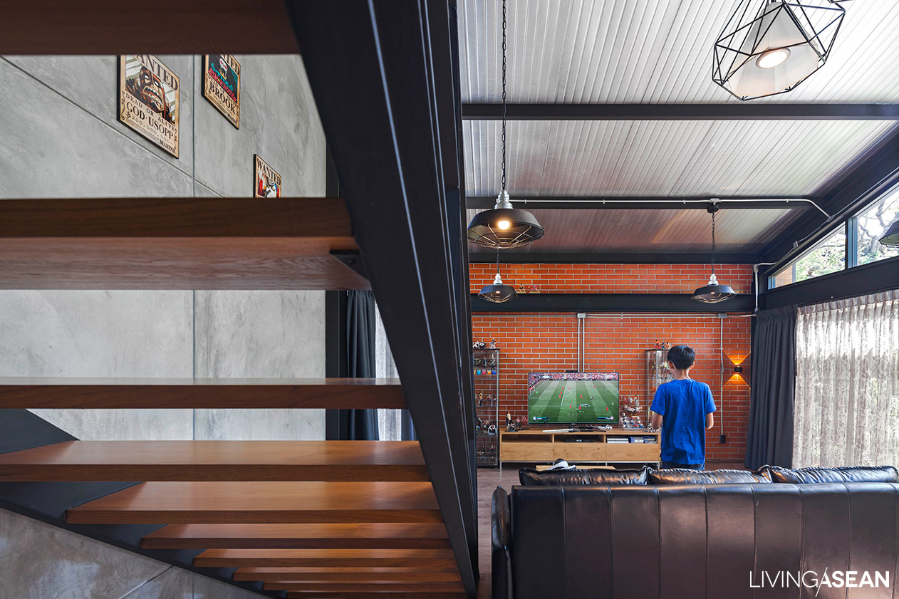 A Steel House for a Big Family /// Living ASEAN