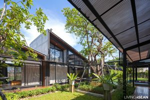A Breathtaking Trio of Loft-Style Steel Houses in Bangkok / Living Asean