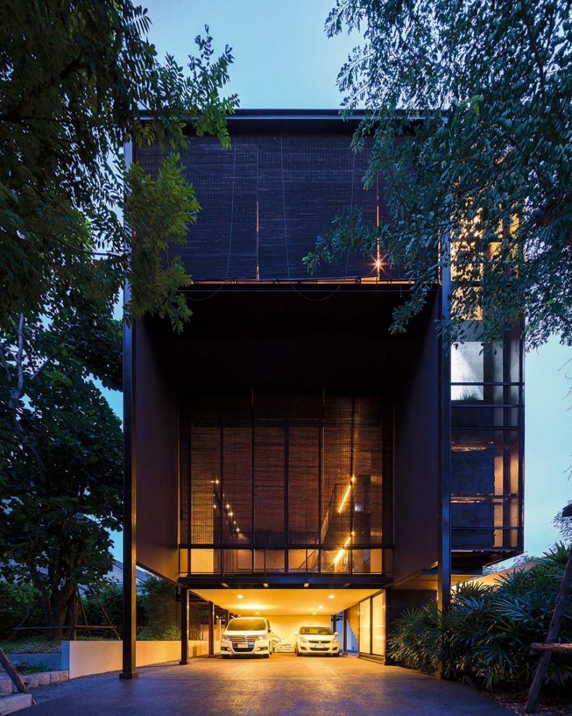 Box-Shaped Steel House Surrounded by Nature / Living Asean
