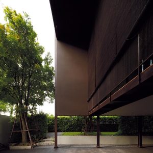 Box-Shaped Steel House Surrounded by Nature / Living Asean