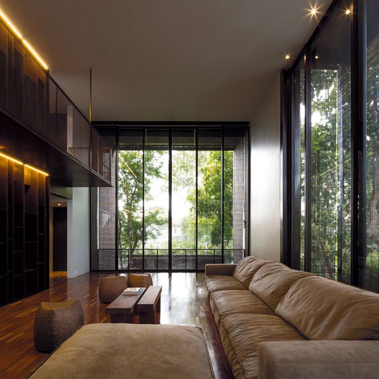 Box-Shaped Steel House Surrounded by Nature / Living Asean