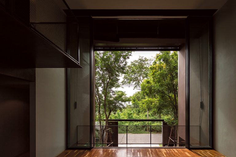 Box-Shaped Steel House Surrounded by Nature / Living Asean