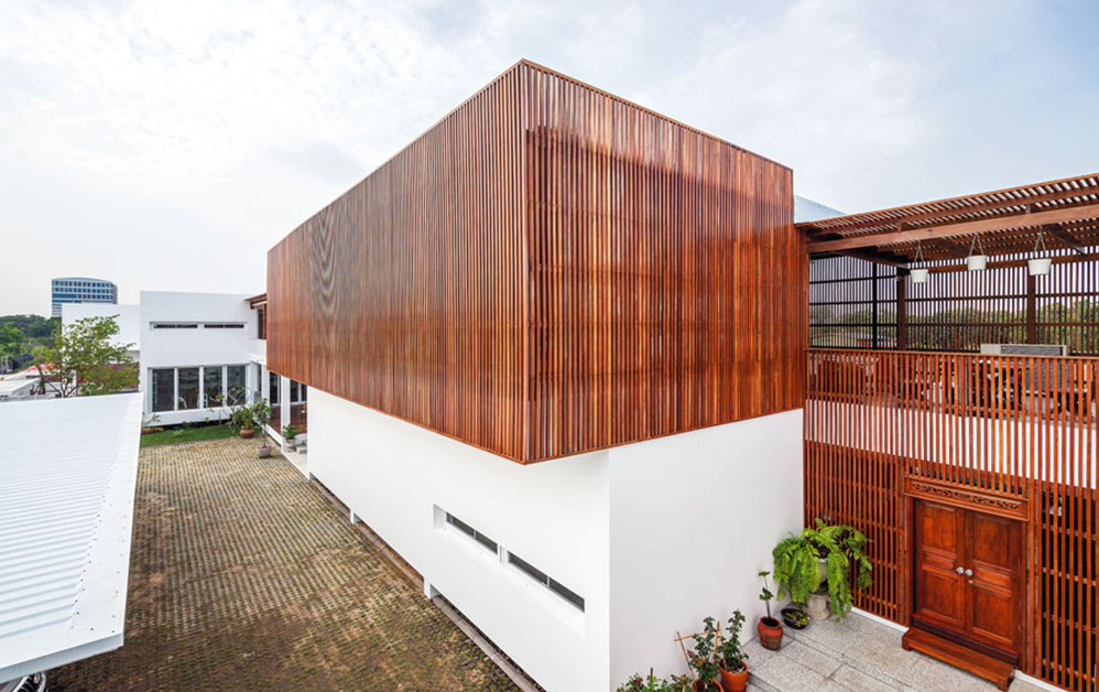 A Large White House with a Modern Oriental Flavor / Living Asean