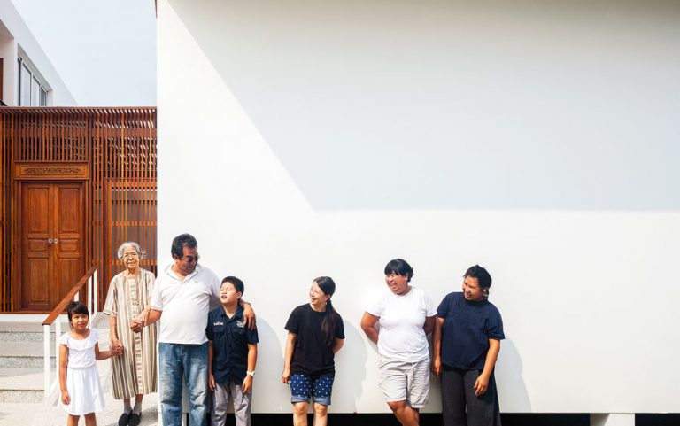 A Large White House with a Modern Oriental Flavor / Living Asean