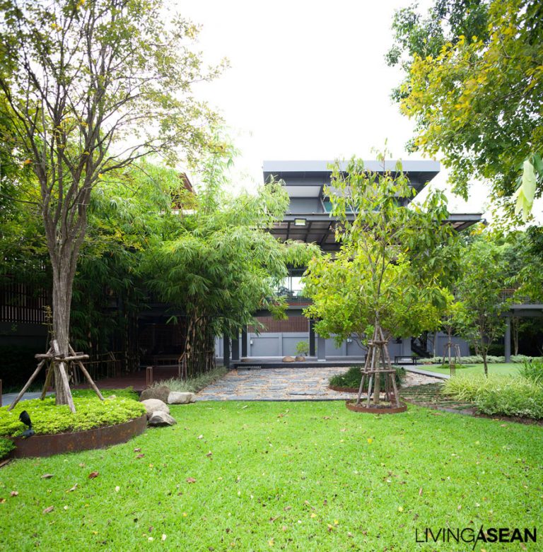 A Beautiful Steel House in Ayutthaya / Living Asean