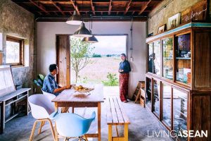 Wood House Amid the Rice Fields / Living ASEAN