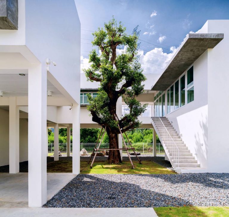 A beautiful white box-shaped house made for the good life / Living Asean