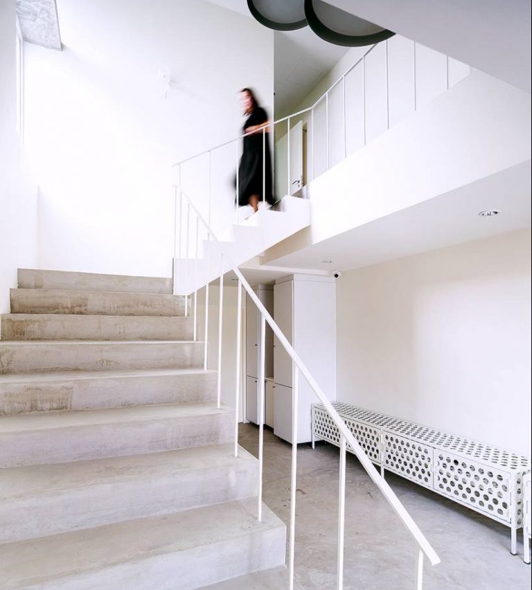 A beautiful white box-shaped house made for the good life / Living Asean