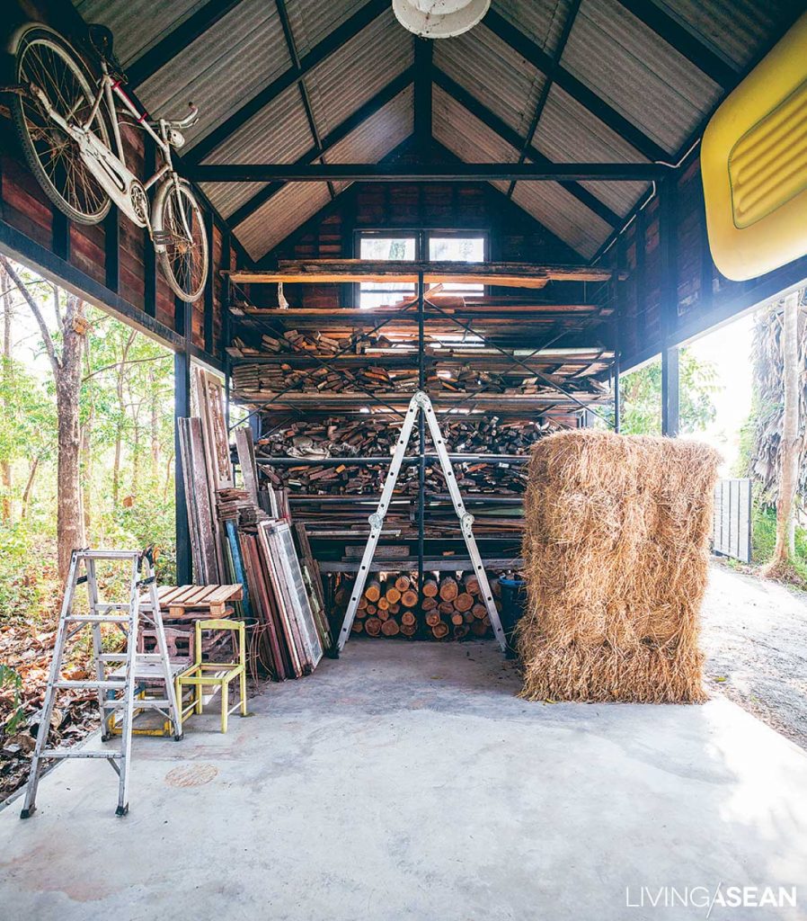 A Dreamlike Little Farmhouse in Lush Fields / Living Asean