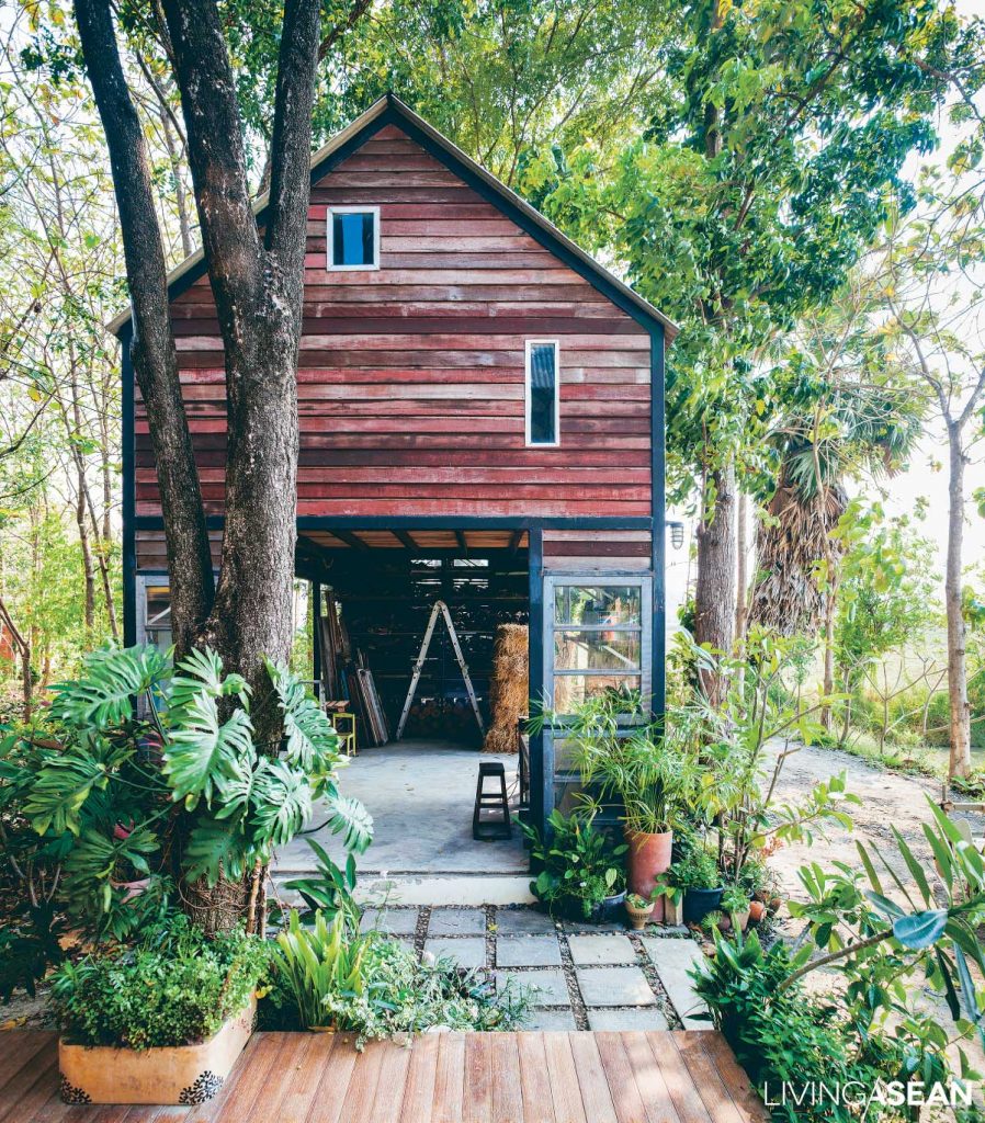 A Dreamlike Little Farmhouse in Lush Fields / Living Asean