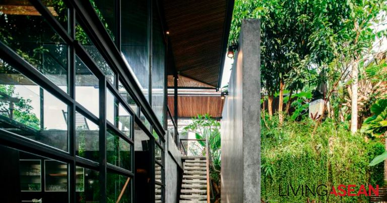 A Harmonious Mix of Industrial Style and Joglo Architecture / Living Asean