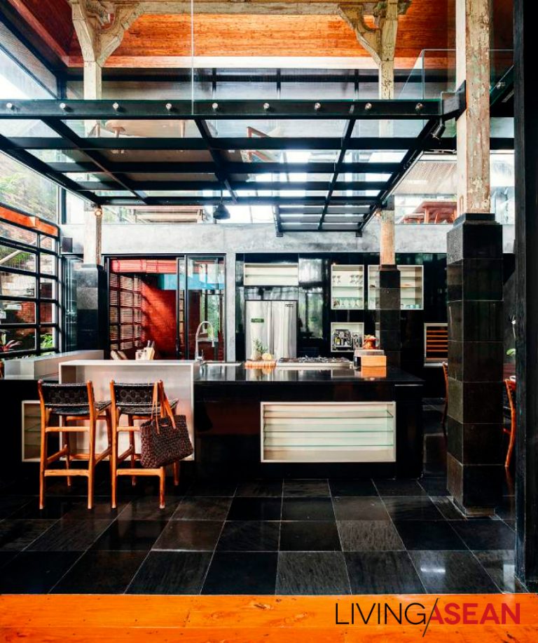 A Harmonious Mix of Industrial Style and Joglo Architecture / Living Asean