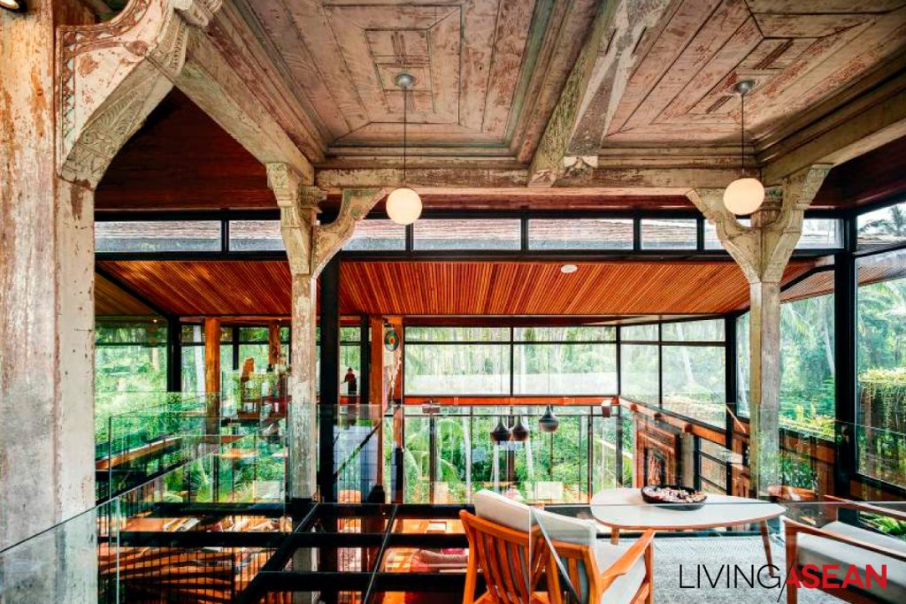 A Harmonious Mix of Industrial Style and Joglo Architecture / Living Asean
