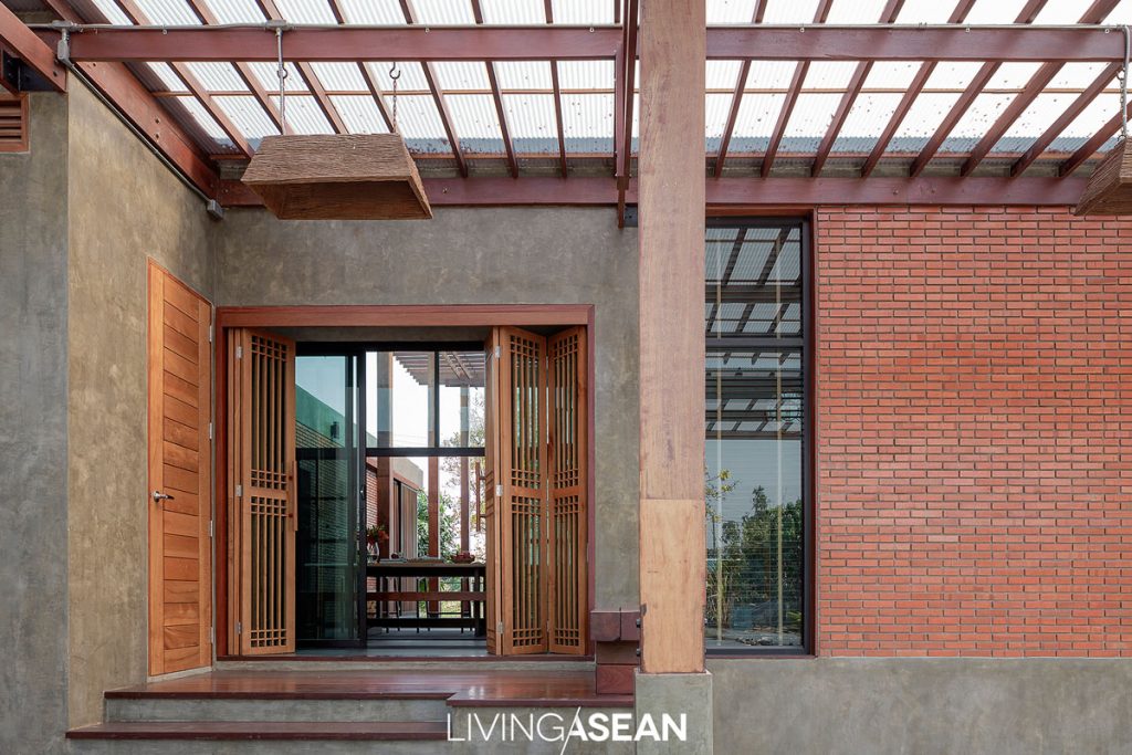 From Old Home to Stunning House on Stilts / Living Asean