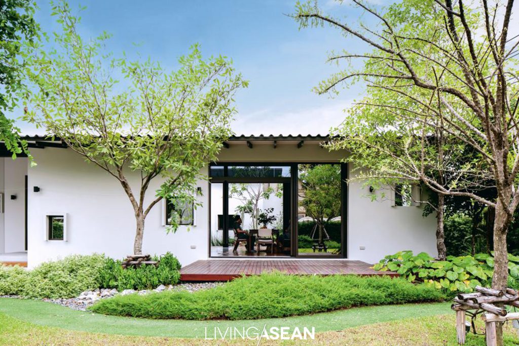 A Naturally Peaceful Single-Storey Home / Living Asean