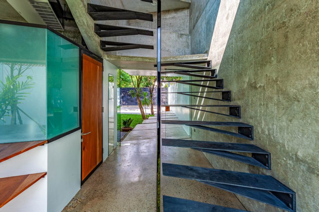 A Bright, Seemingly Hovering House by Saola Architects / Living Asean