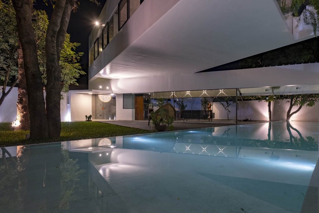 A Bright, Seemingly Hovering House by Saola Architects / Living Asean