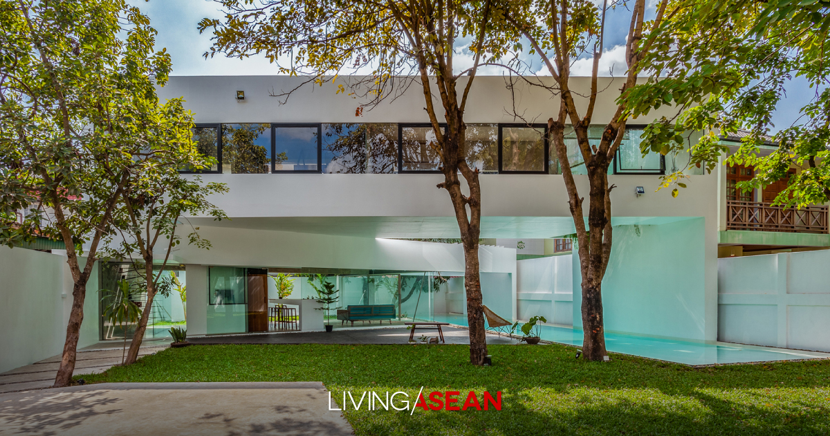 A Bright, Seemingly Hovering House by Saola Architects / Living Asean