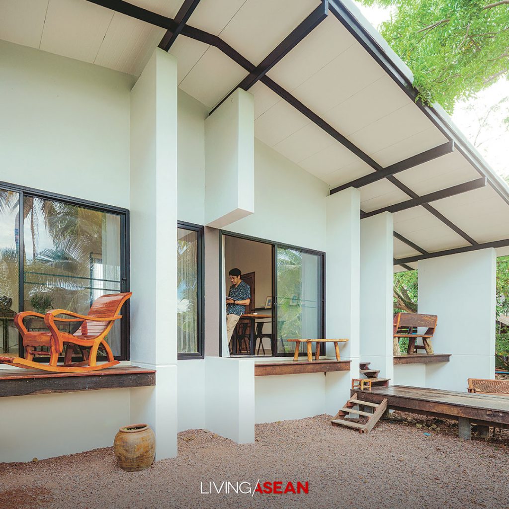 A Beautiful Waterside Home: To Grandpa, with Love / Living Asean