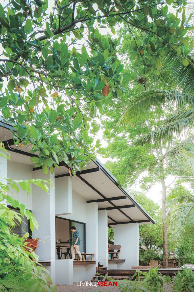 A Beautiful Waterside Home: To Grandpa, with Love / Living Asean