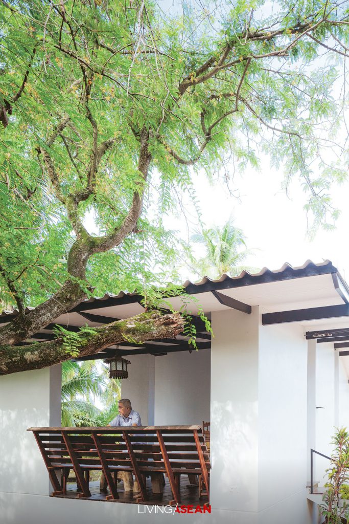 A Beautiful Waterside Home: To Grandpa, with Love / Living Asean