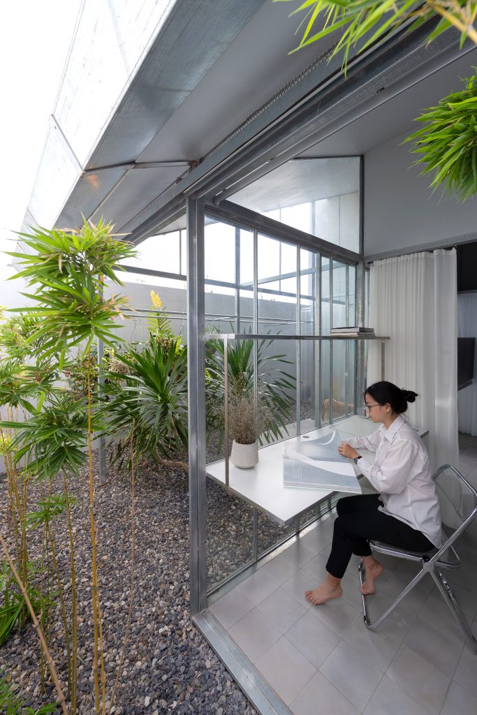 An Awesome Steel Home in Binh Thuan / Living Asean