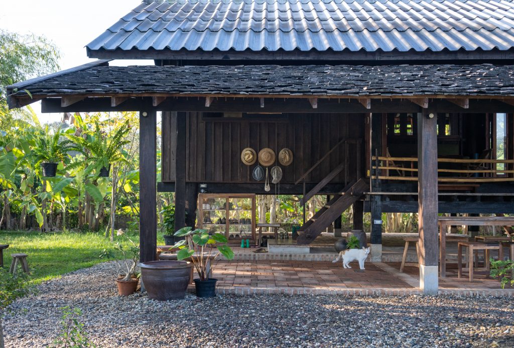 Redefining Vernacular Architecture in a Tropical Paradise / Living Asean