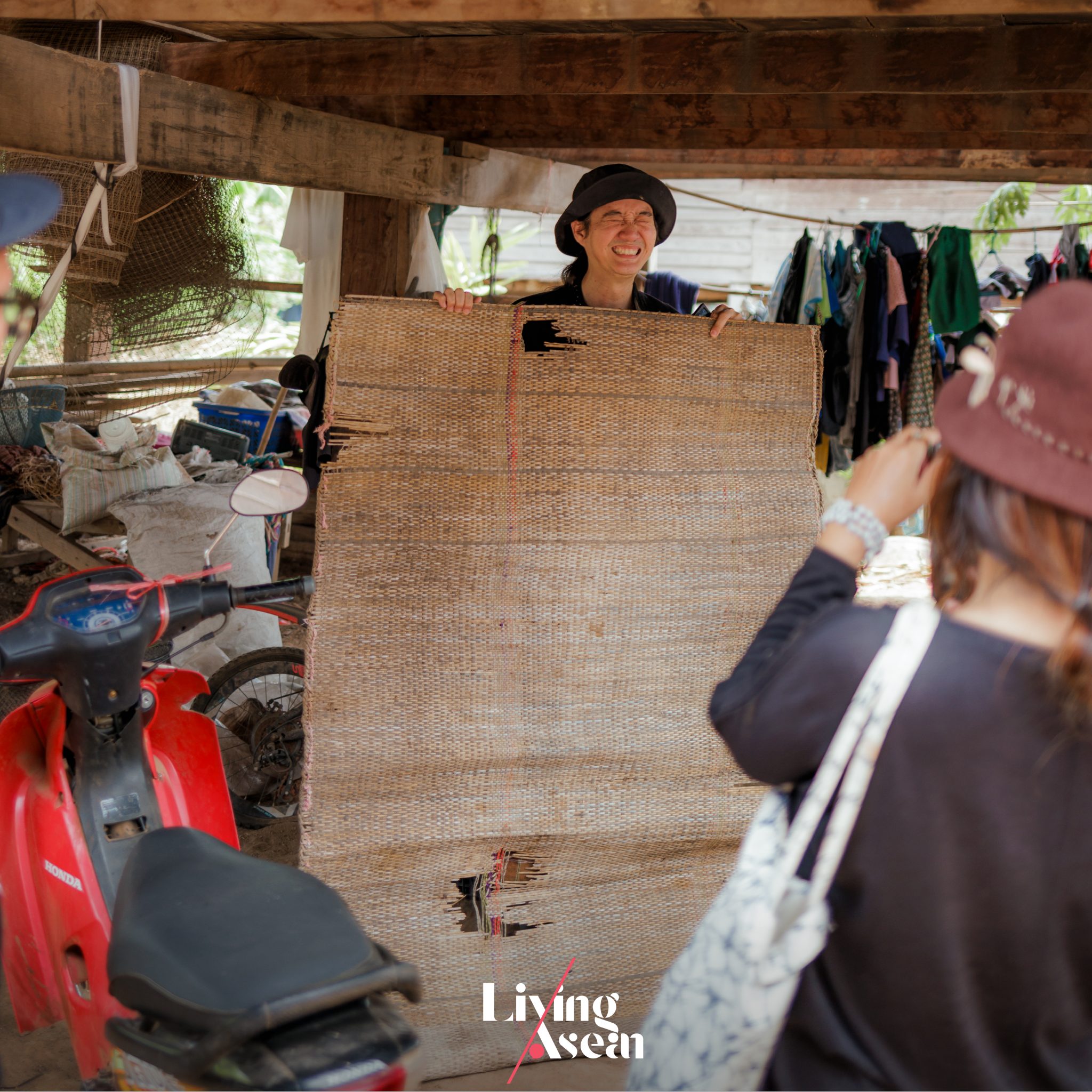 THE ETHNIC NYAH KUR PEOPLE OF ISAN REVISITED / Living Asean