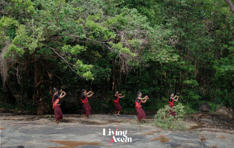 THE ETHNIC NYAH KUR PEOPLE OF ISAN REVISITED / Living Asean