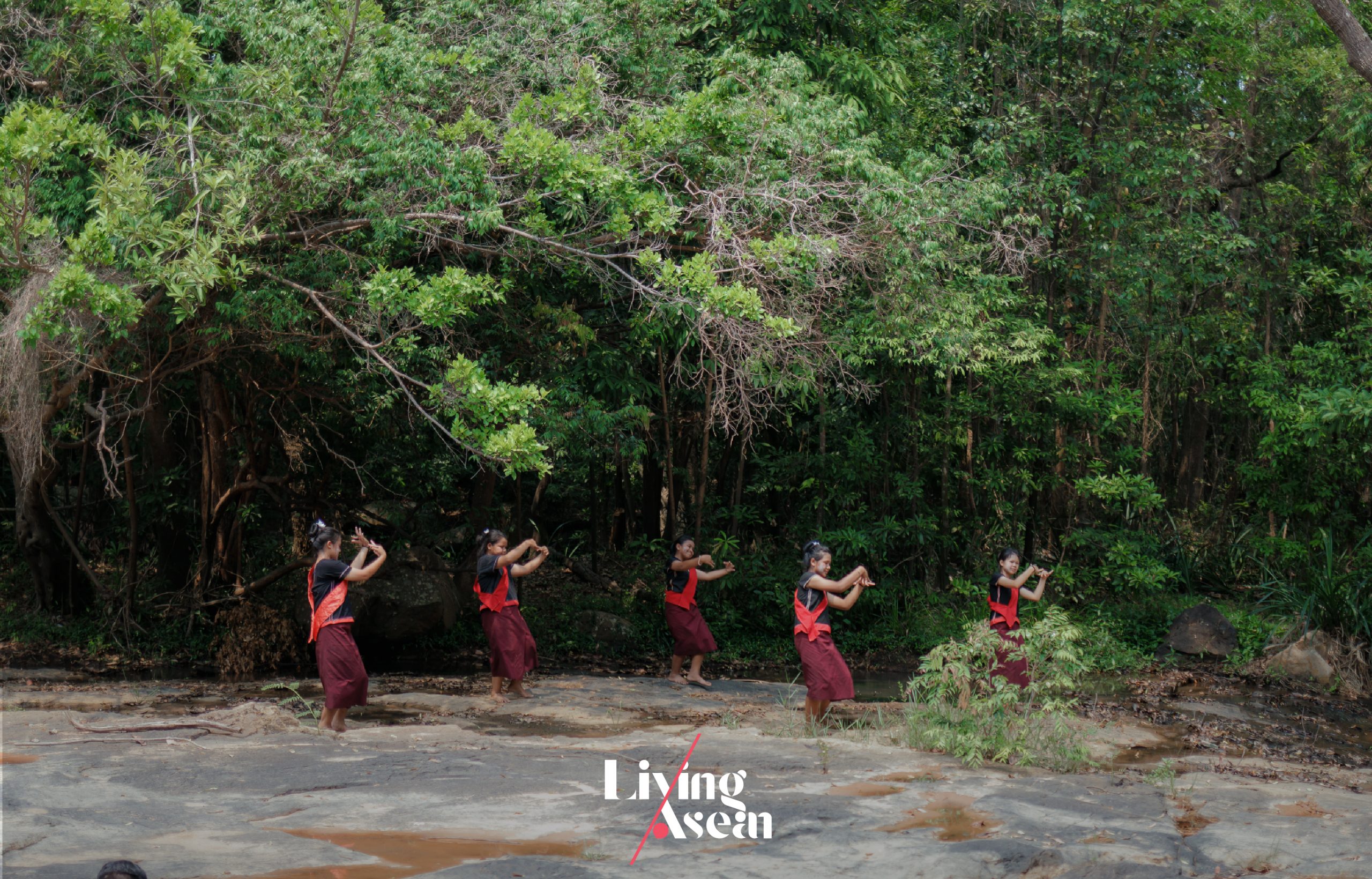 THE ETHNIC NYAH KUR PEOPLE OF ISAN REVISITED / Living Asean