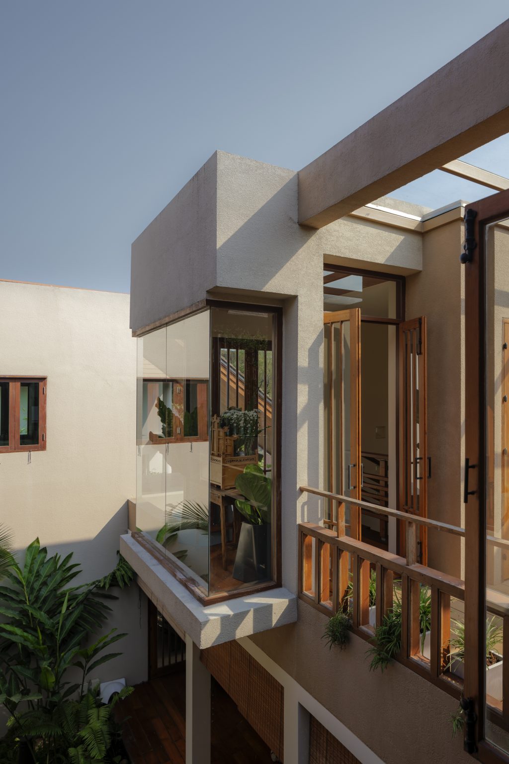 AN OLD HOUSE TURNS INTO AN AIRY TROPICAL HOME / Living Asean