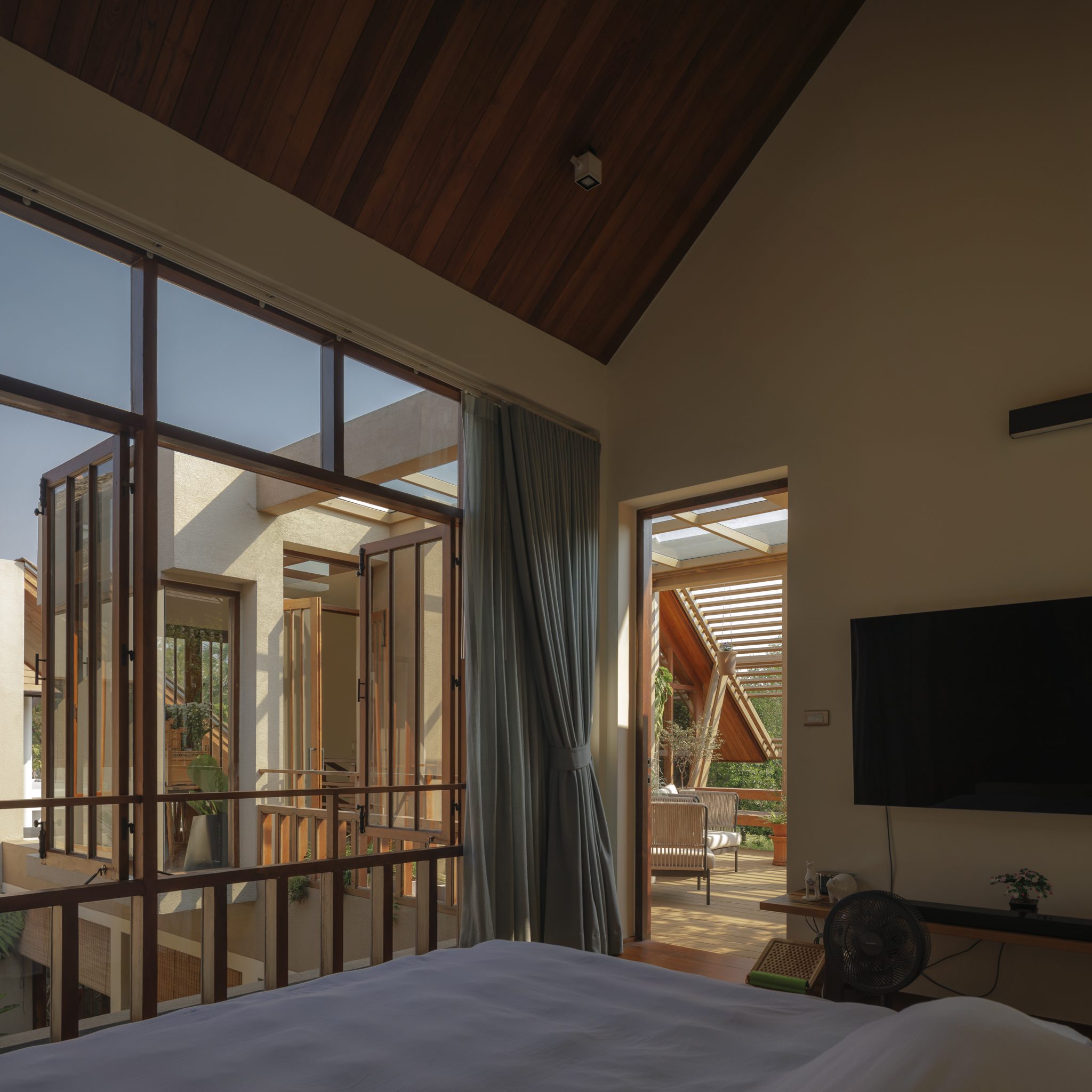 AN OLD HOUSE TURNS INTO AN AIRY TROPICAL HOME / Living Asean